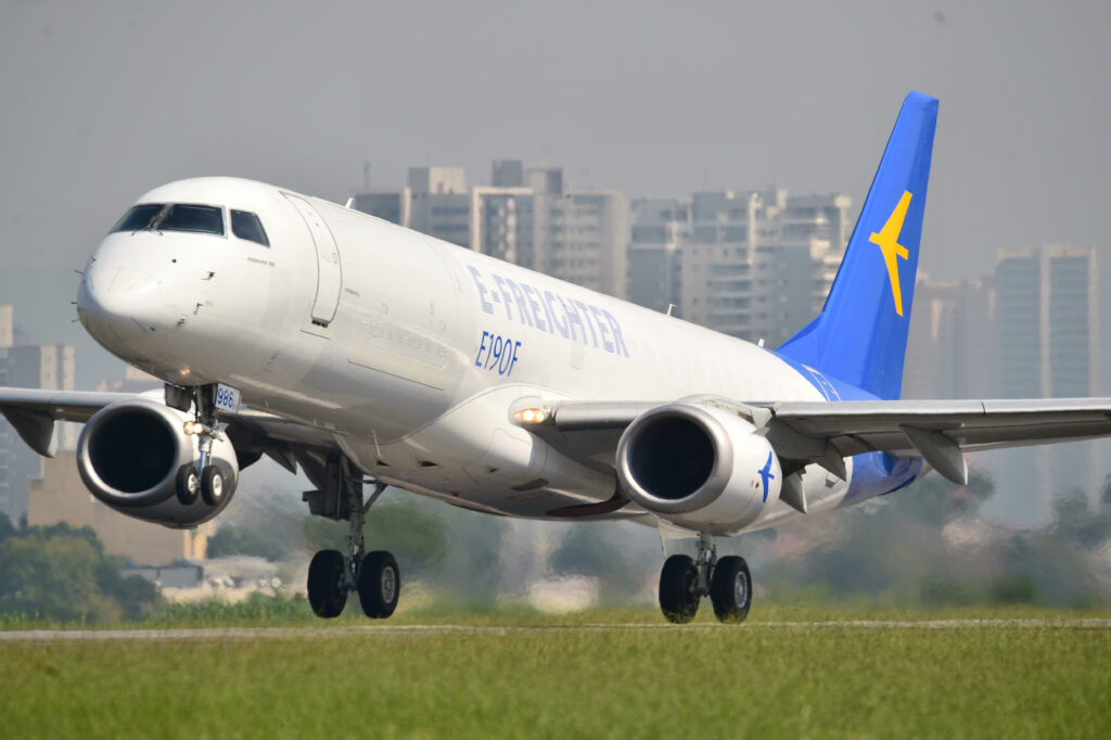 Embraer presenta el primer E190 Freighter - www.aviacionguayaquil.com